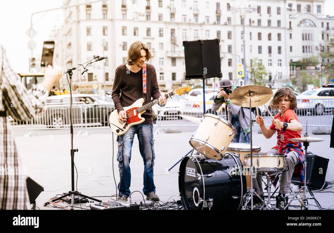 Rock band playing instruments hi-res stock photography and images - Alamy