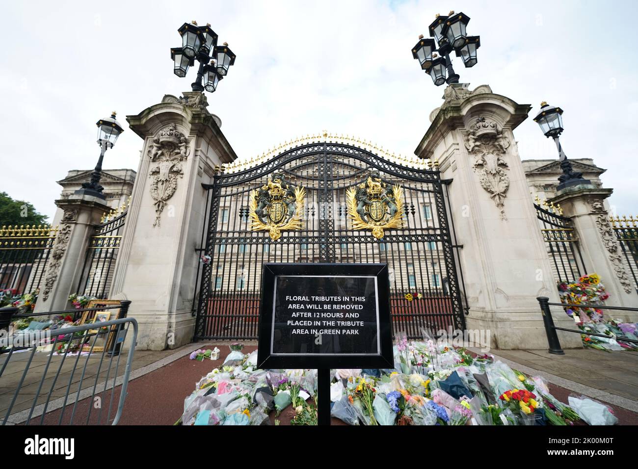 A sign next to the flowers at Buckingham Palace, London, following the ...