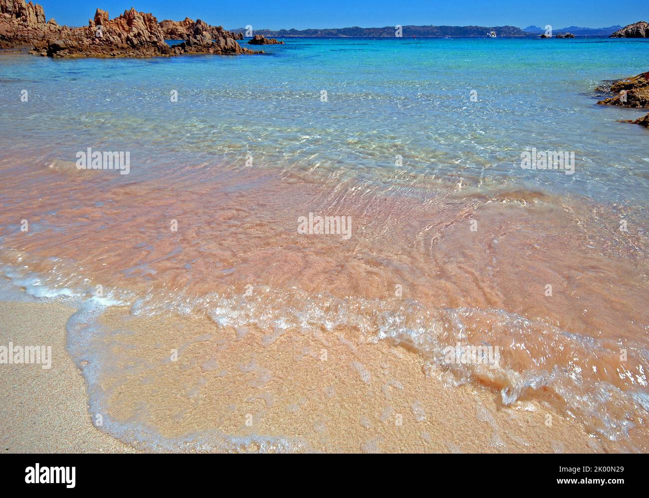 Spiaggia di sabbia rosa hi-res stock photography and images - Alamy