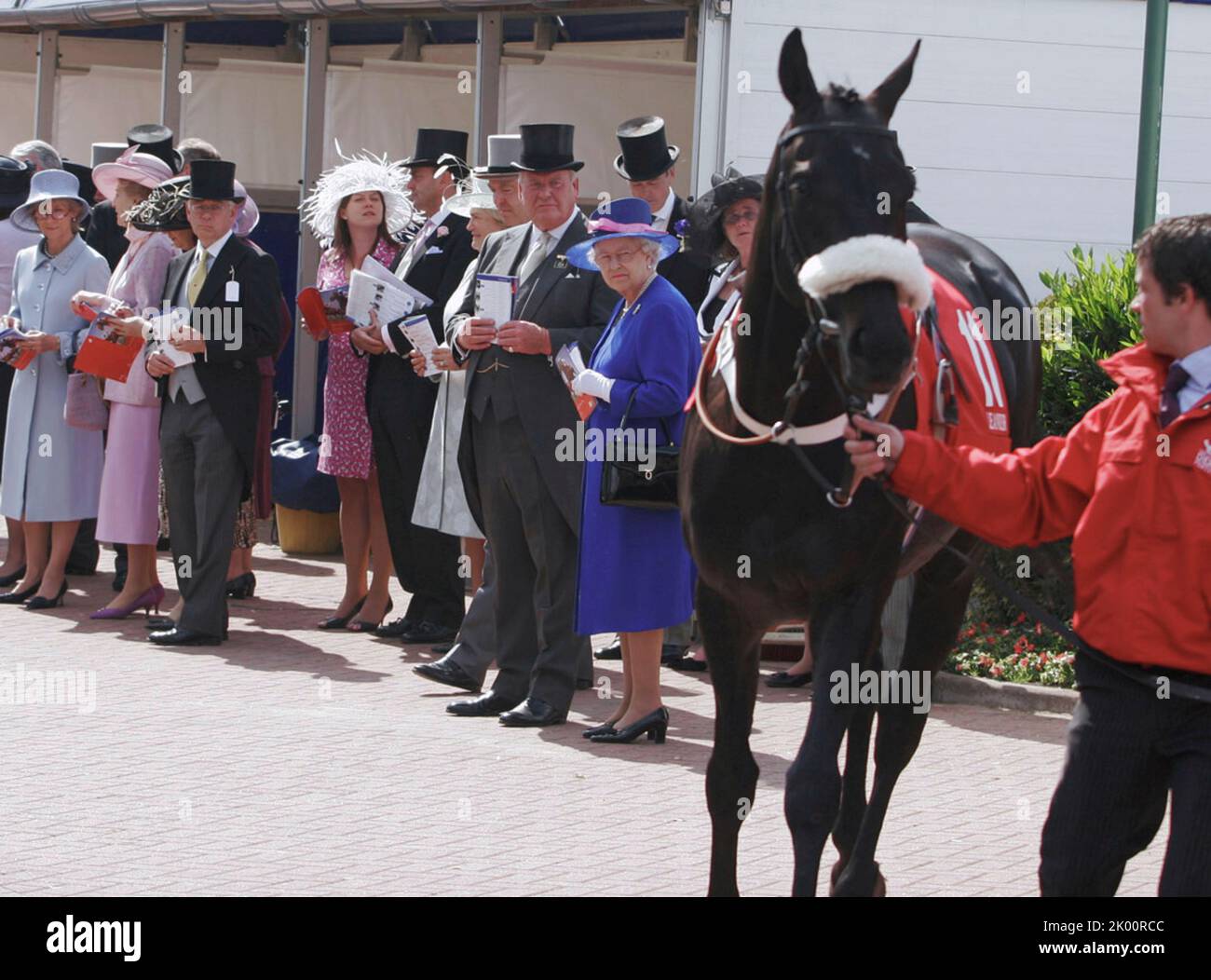Racing horses parade ring hi-res stock photography and images - Alamy