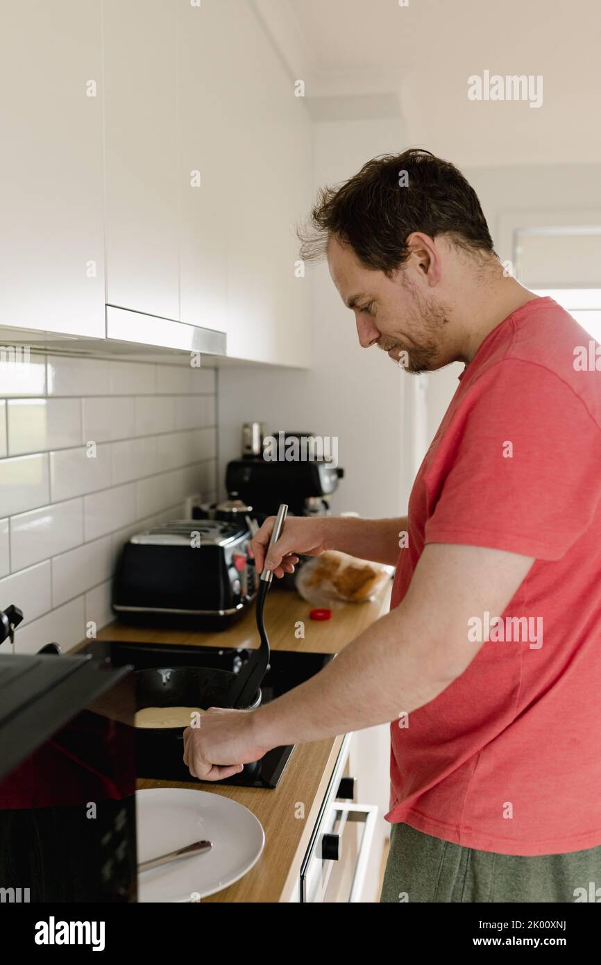 Father cooking breakfast stove hi-res stock photography and images - Alamy