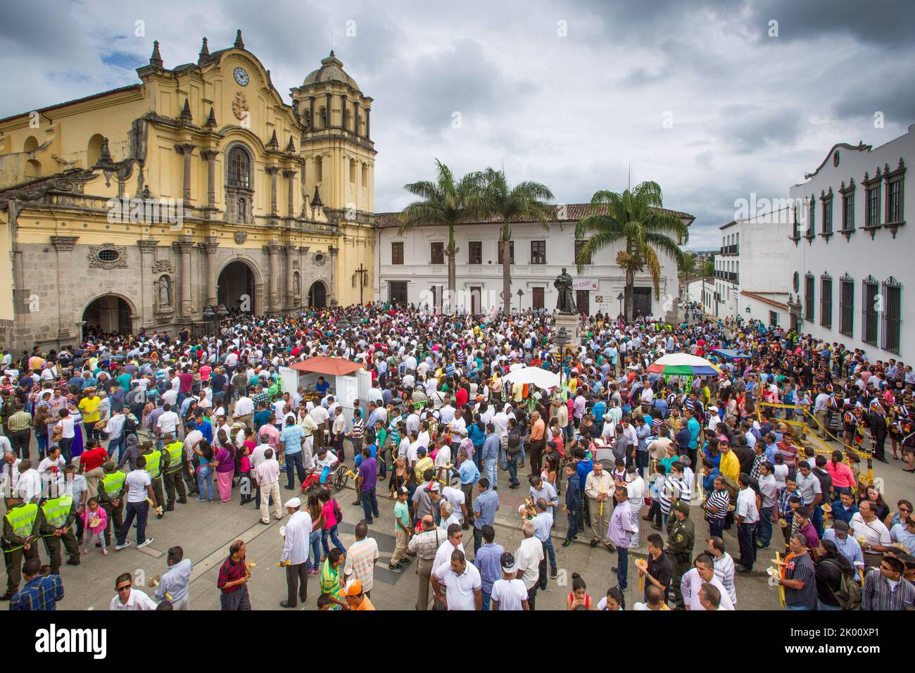 Colombia, Papayan,a week before may 1, women bring the statue of christ ...