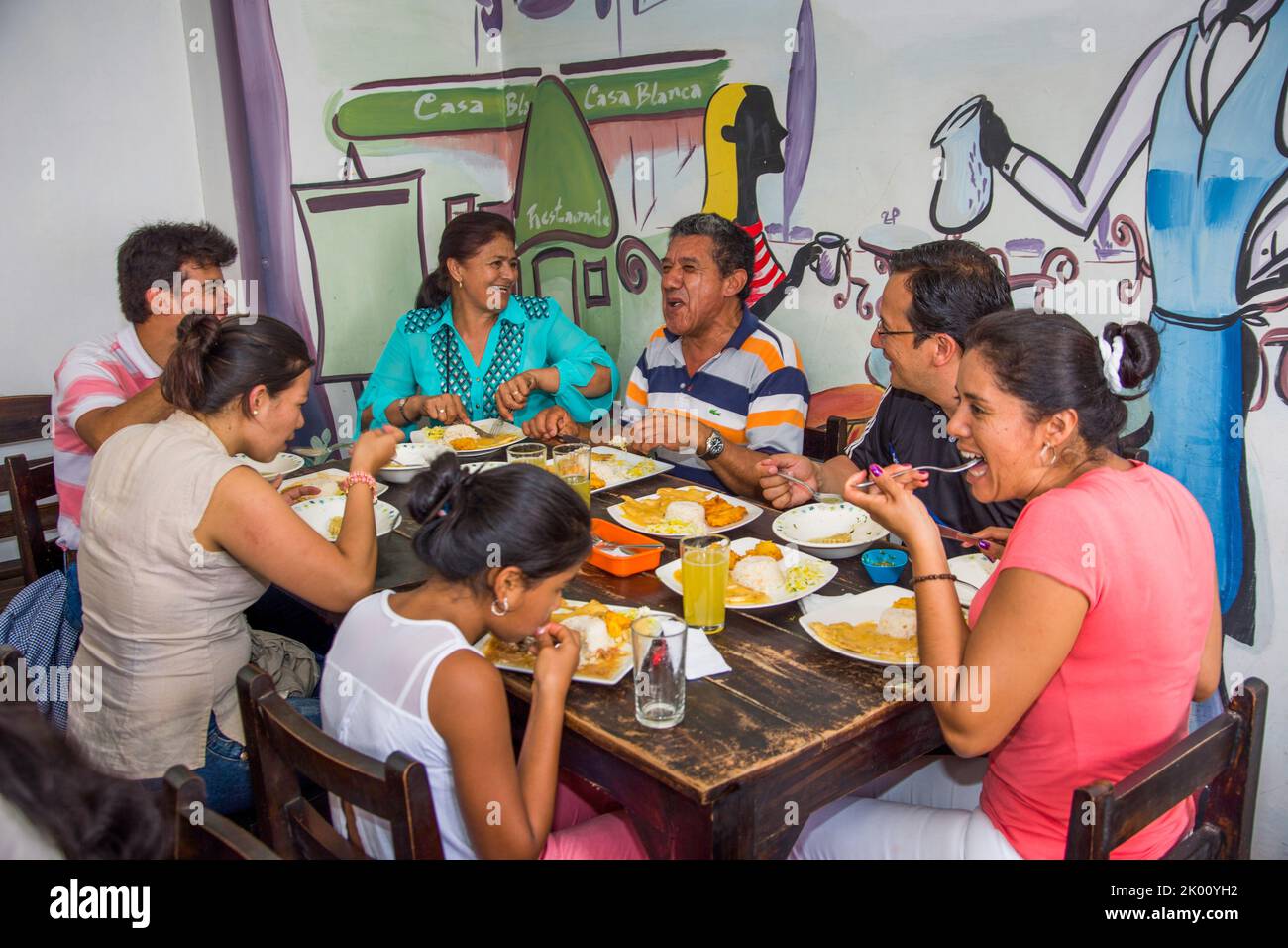Family eating lunch restaurant hi-res stock photography and images - Alamy
