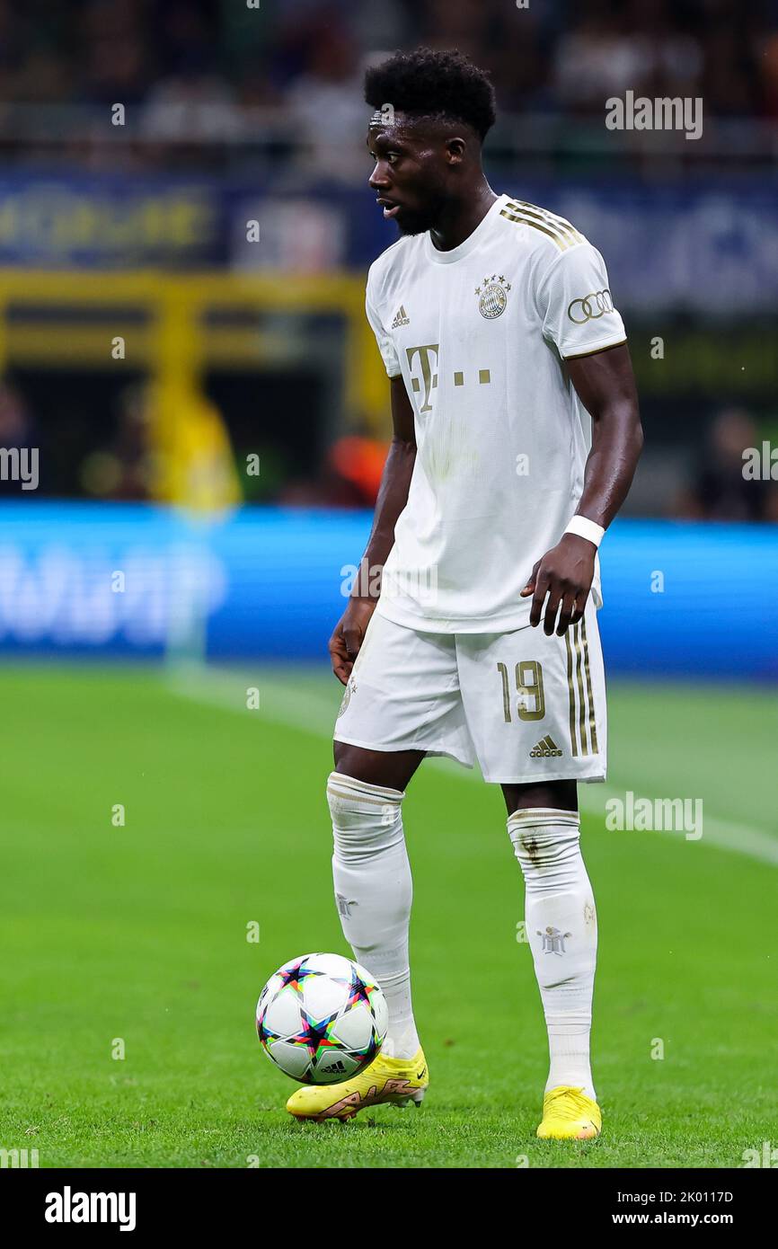 Alphonso Davies of FC Bayern Munchen in action during the UEFA ...