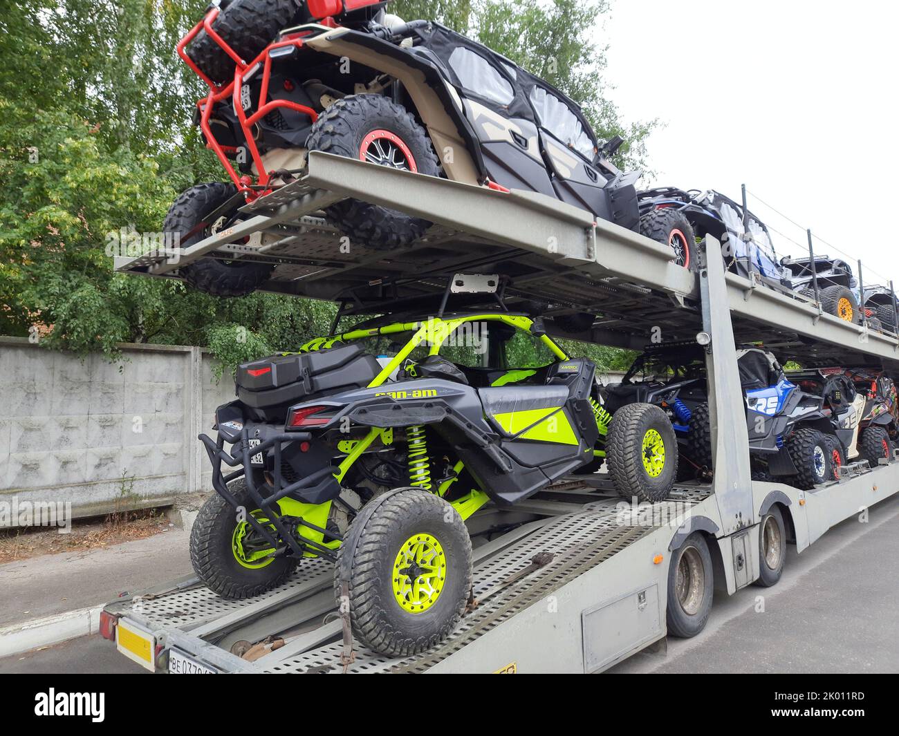 Transportation of buggy racing cars on a car carrier Stock Photo - Alamy