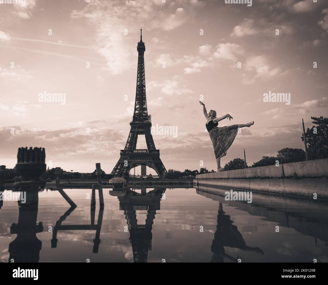 Posing eiffel tower hi-res stock photography and images - Alamy