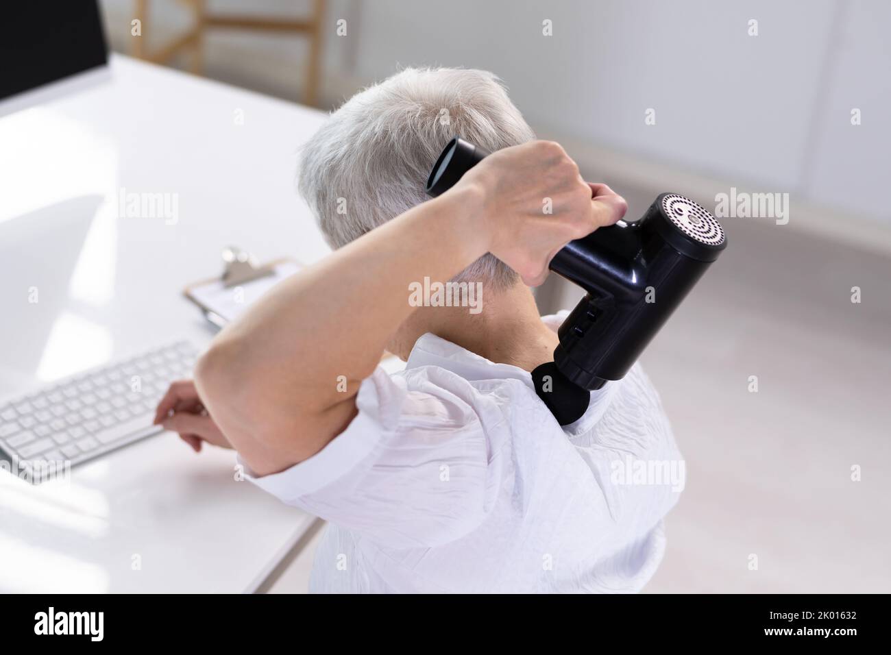 Massage Gun Muscle Pain Recovery Using Machine Stock Photo - Alamy