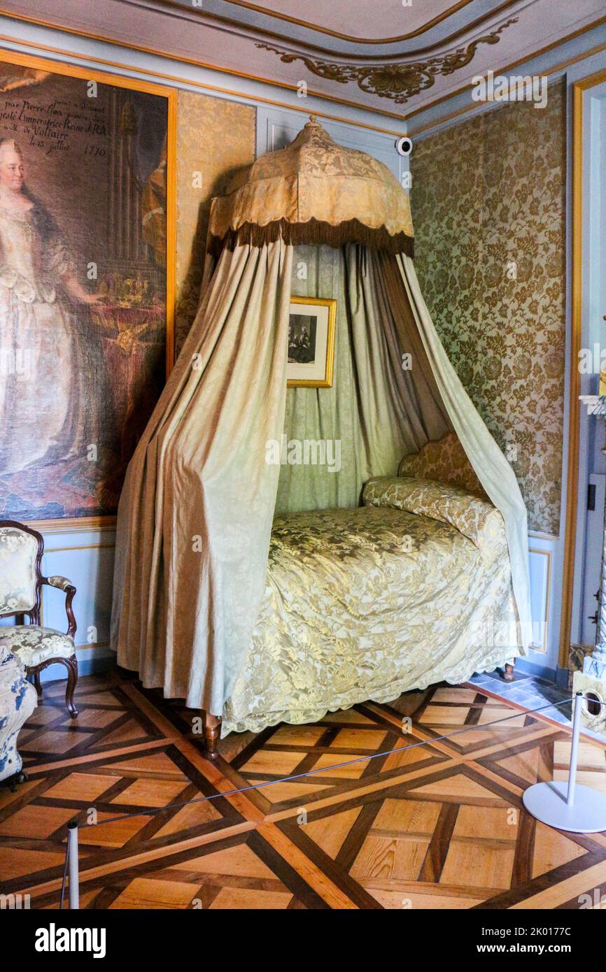 House of VOLTAIRE in LA FERNEY-VOLTAIRE : VOLTAIRE's bed with a ...