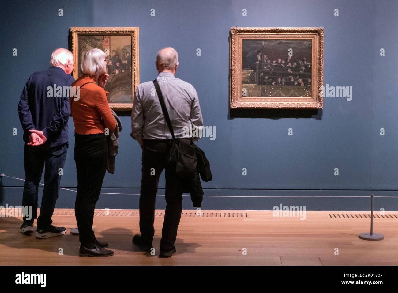 Visitors to an art gallery Stock Photo - Alamy