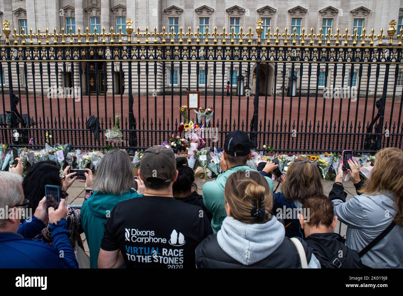 Mourners look at the notice stating the queens death after the passing ...