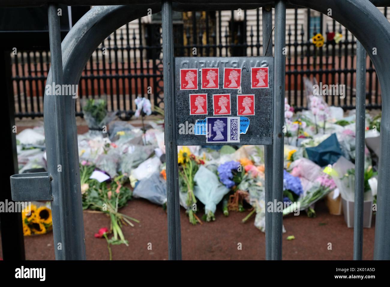 Buckingham Palace, London, UK. 9th Sept 2022. Floral tributes and ...