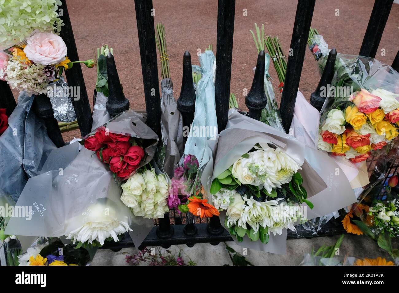Buckingham Palace, London, UK. 9th Sept 2022. Floral tributes and ...
