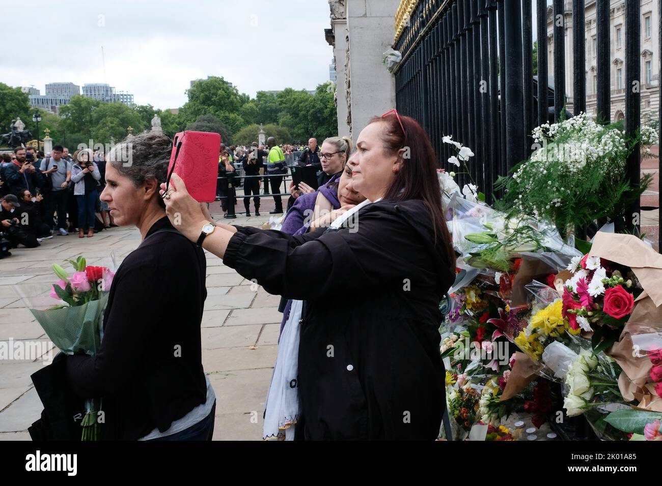 Buckingham Palace, London, UK. 9th Sept 2022. Floral tributes and ...