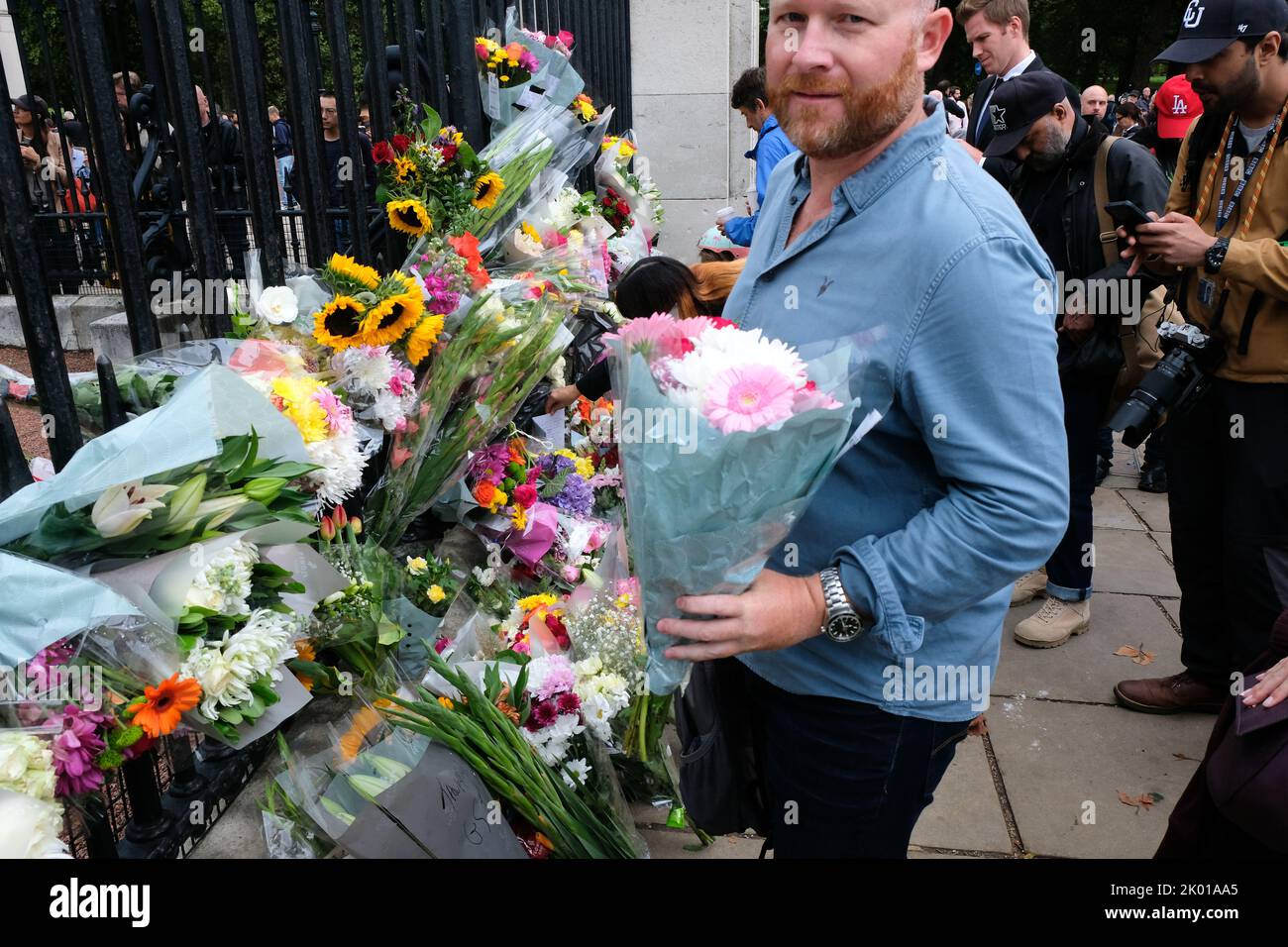 Buckingham Palace, London, UK. 9th Sept 2022. Floral tributes and ...