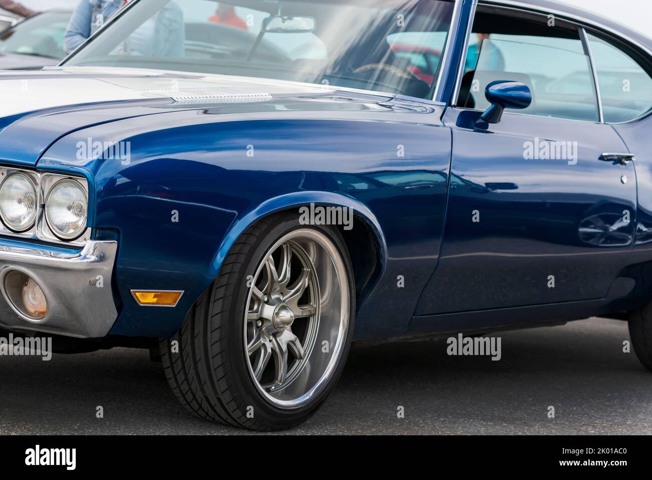 Front view of an blue American muscle car Stock Photo - Alamy