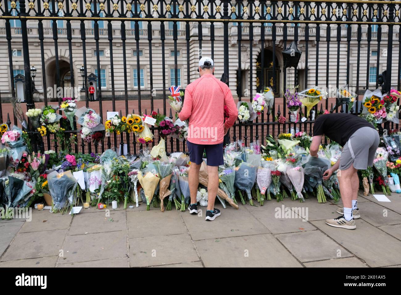 Buckingham Palace, London, UK. 9th Sept 2022. Floral tributes and ...