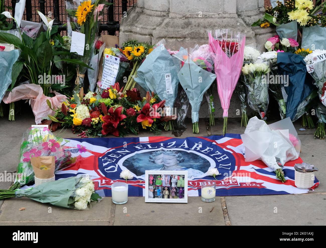 Buckingham Palace, London, UK. 9th Sept 2022. Floral tributes and ...