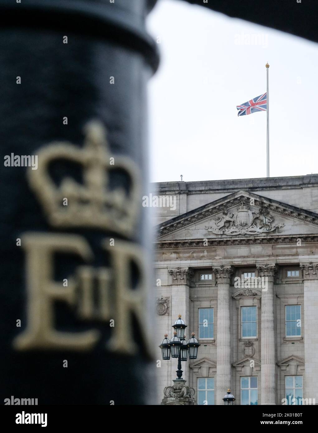 Buckingham Palace, London, UK. 9th Sept 2022. Floral tributes and ...