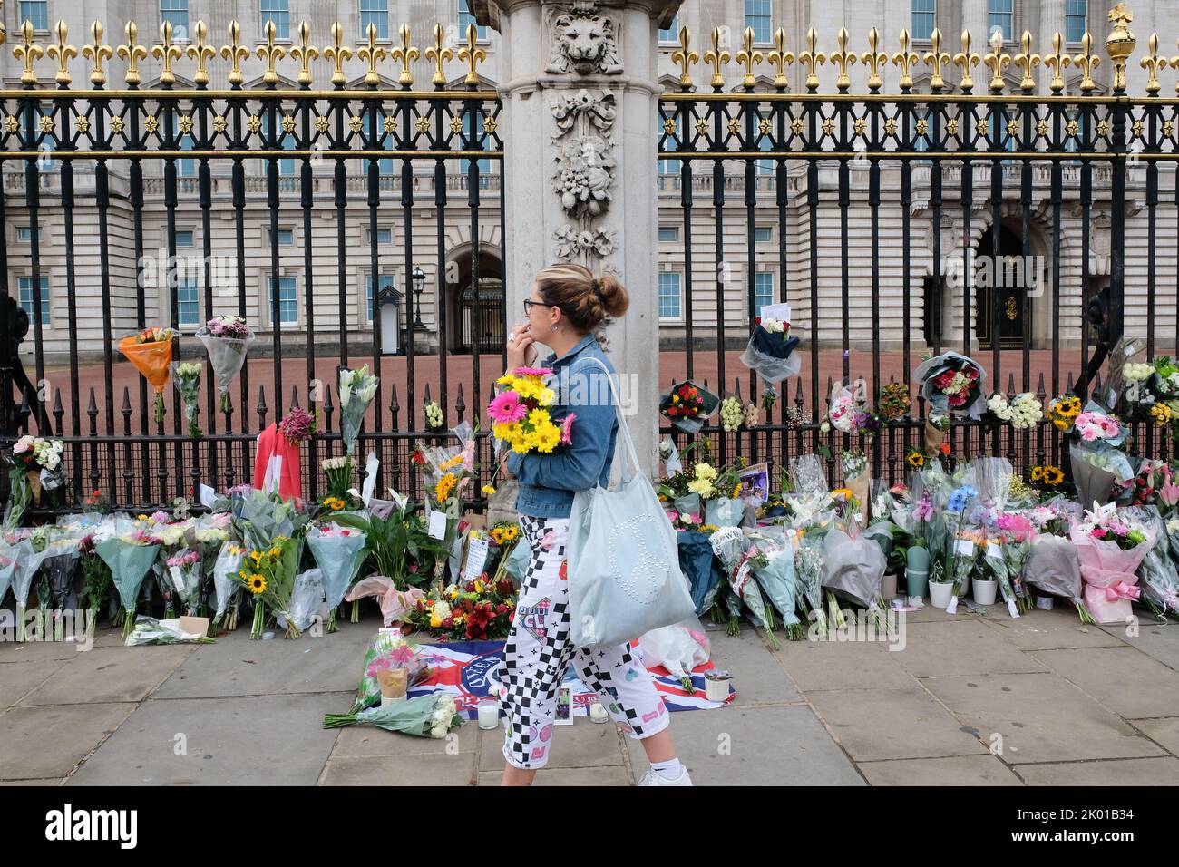 Buckingham Palace, London, UK. 9th Sept 2022. Floral tributes and ...