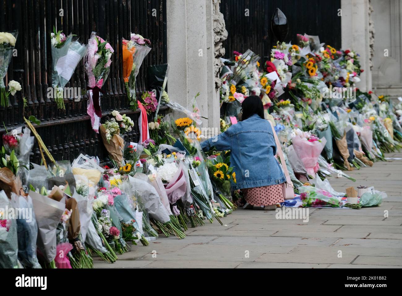 Buckingham Palace, London, UK. 9th Sept 2022. Floral tributes and ...