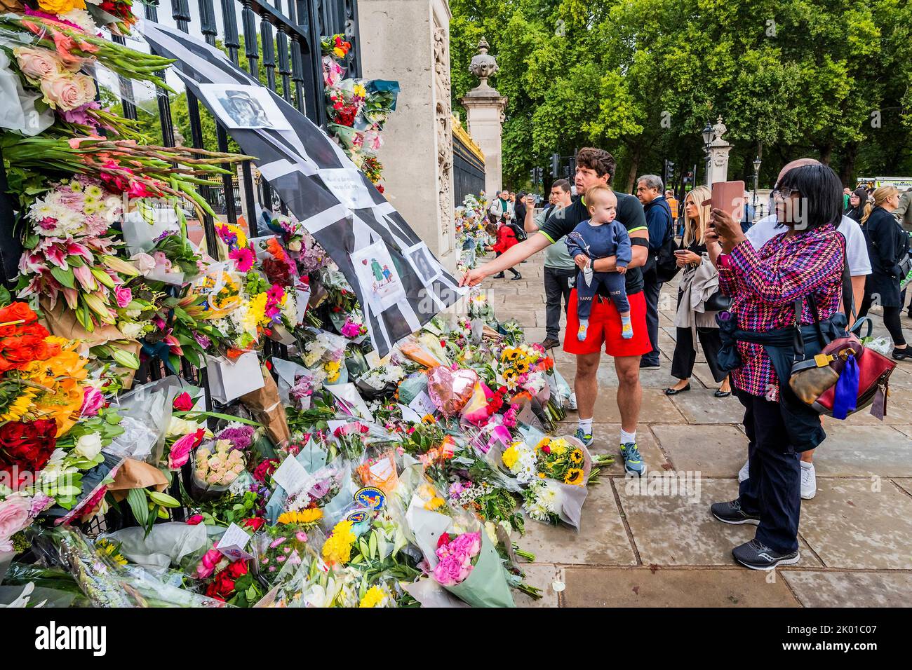 London, UK. 9th Sep, 2022. Mourners gather at Buckingham Palace placing ...