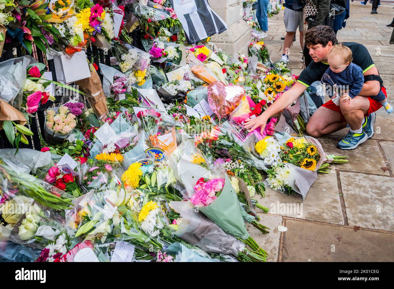 London, UK. 9th Sep, 2022. Mourners gather at Buckingham Palace placing ...