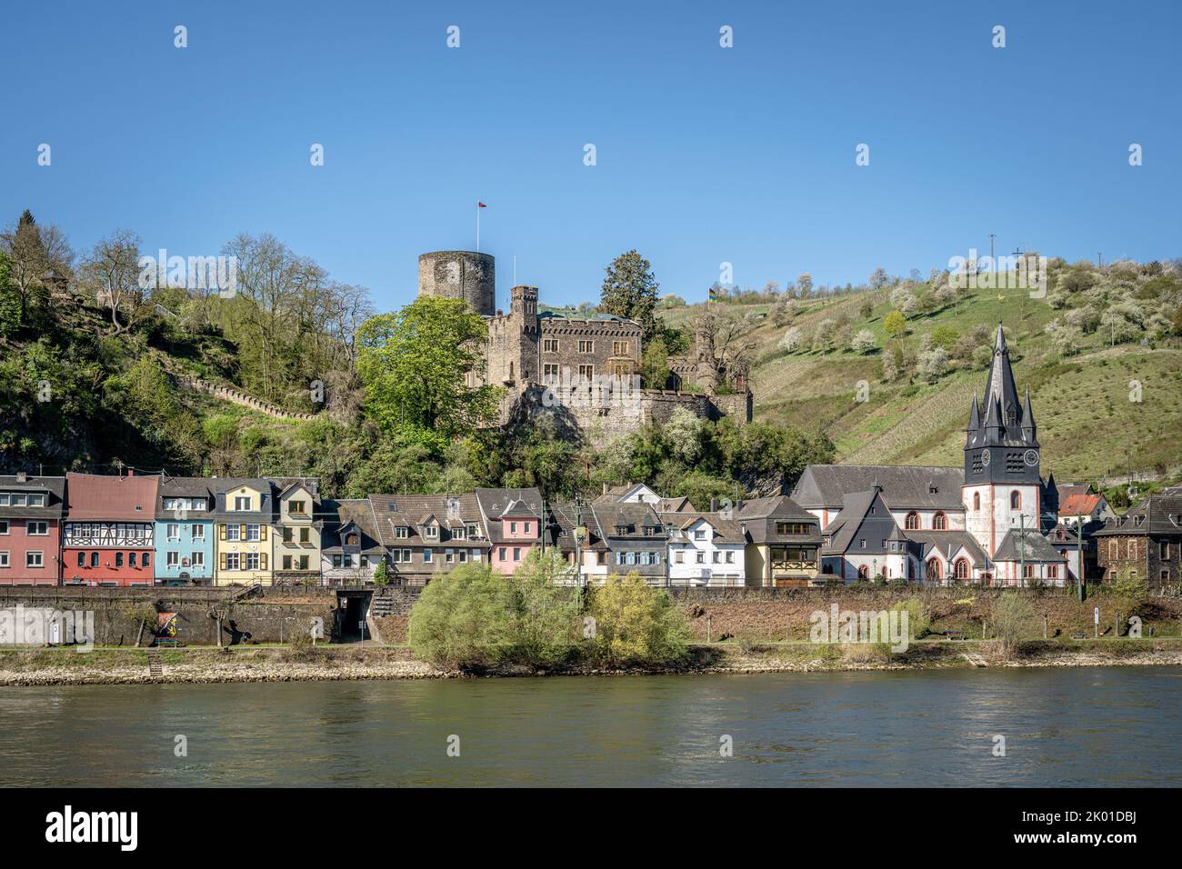 Village of Niederheimbach with Heimburg castle (Burg Heimburg) and ...