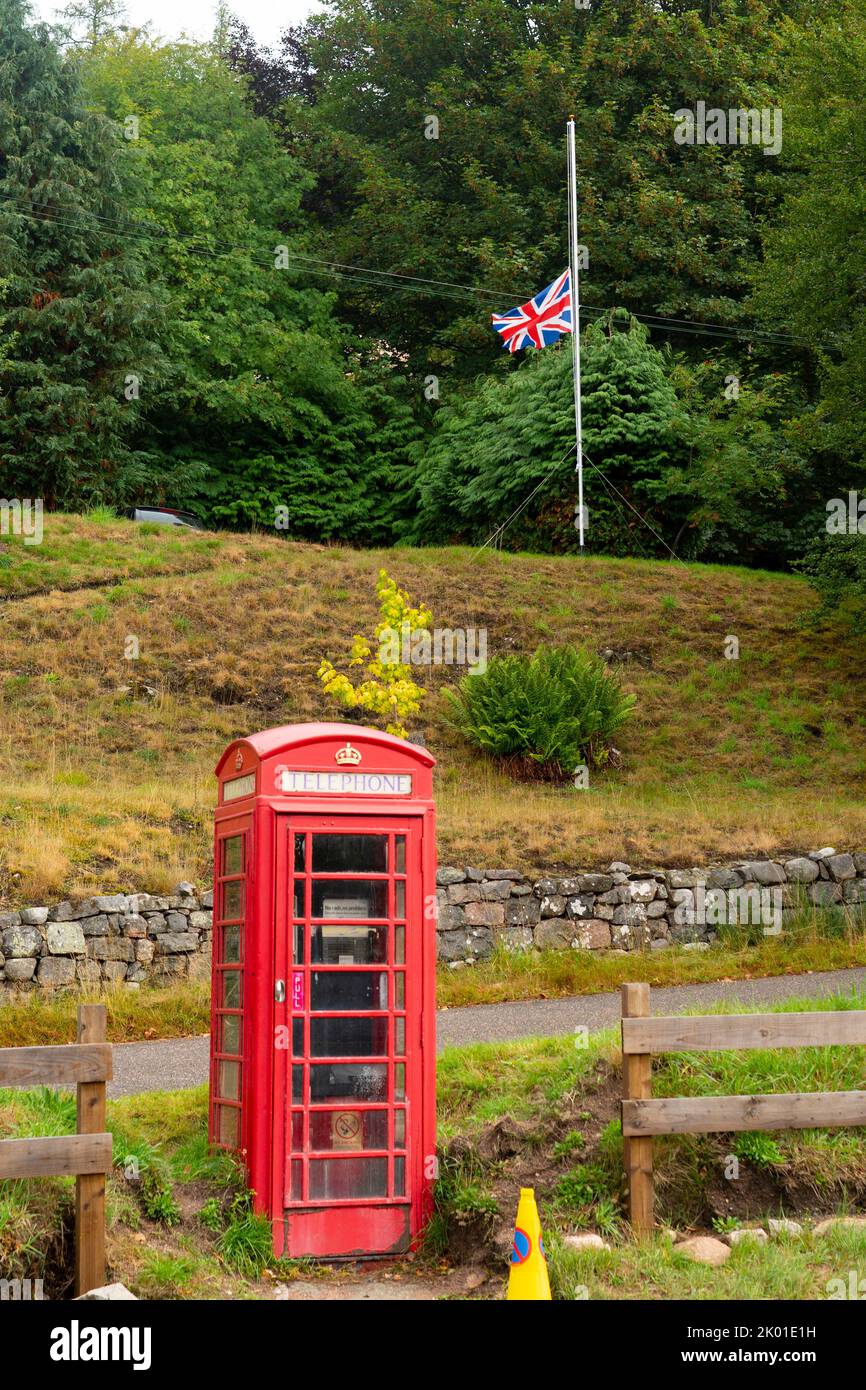 Balmoral, Scotland, UK. 9th September 2022. Union flag flying at half ...