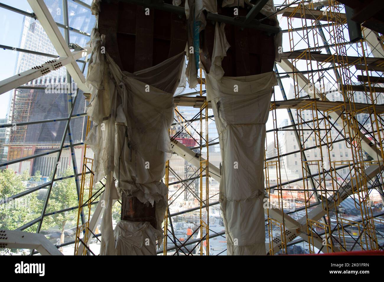 World trade center collapse 2001 hi-res stock photography and images ...
