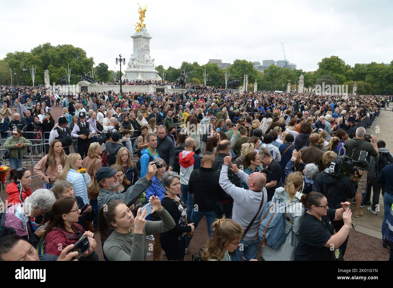 London, UK. 9th Sep, 2022. Large crowds of well wishers and mourners at Buckingham Palace on the ...