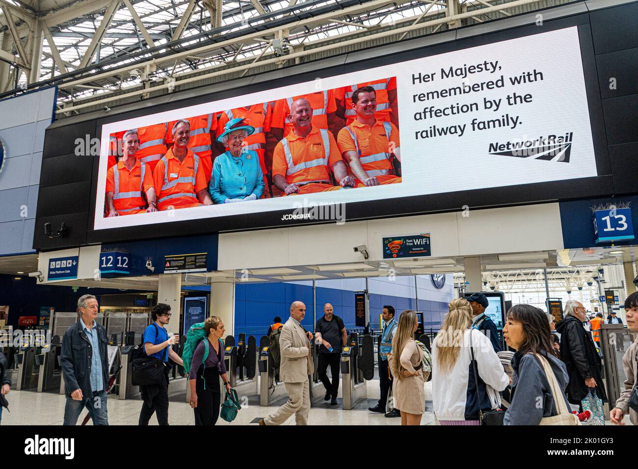 London, UK. 9th Sep, 2022. A message of affection by Nework Rail is ...