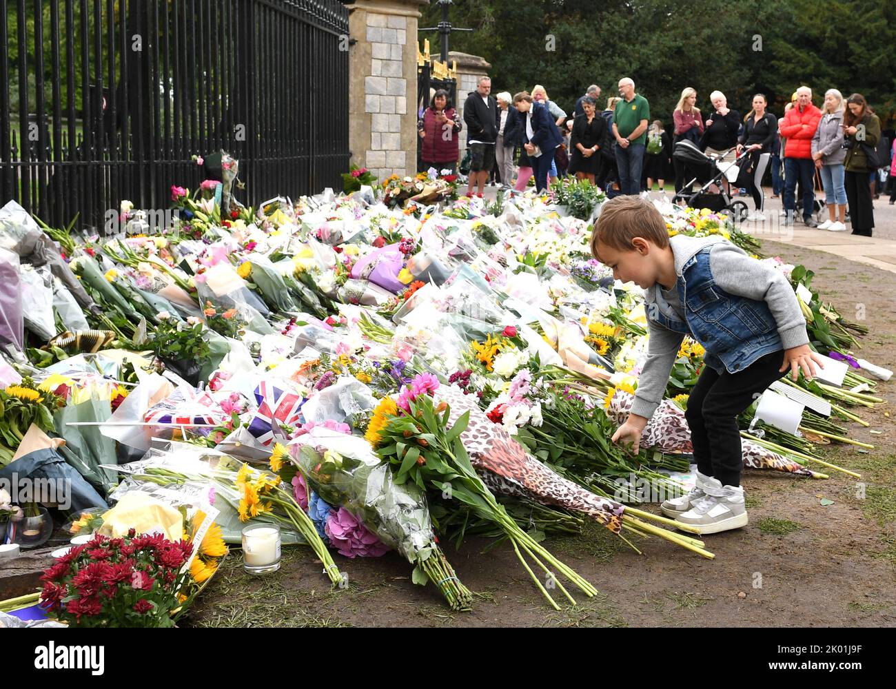 Windsor, UK. 09th Sep, 2022. September 9th, 2022. London, UK. Crowds of ...