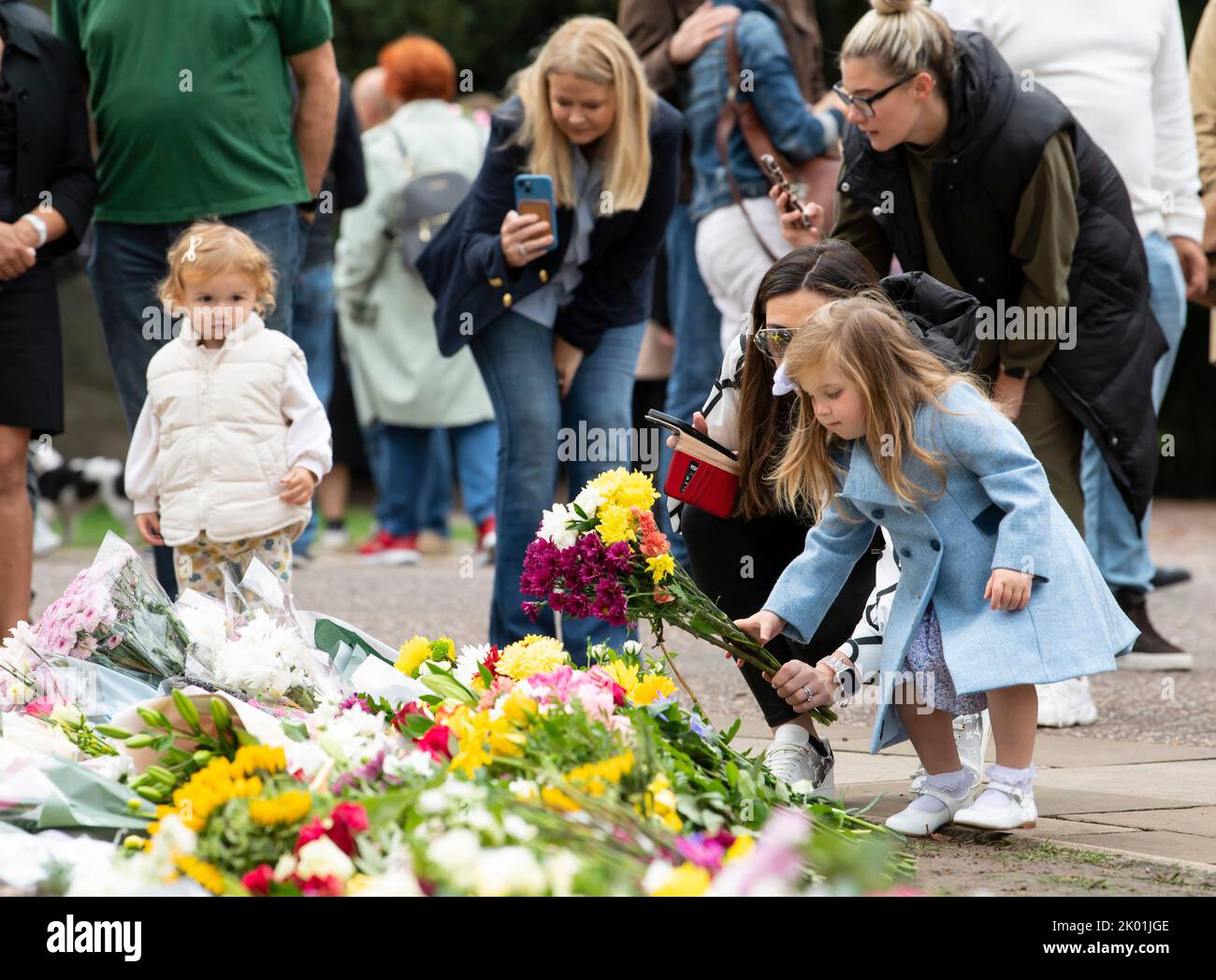 Windsor, UK. 09th Sep, 2022. September 9th, 2022. London, UK. Crowds of ...