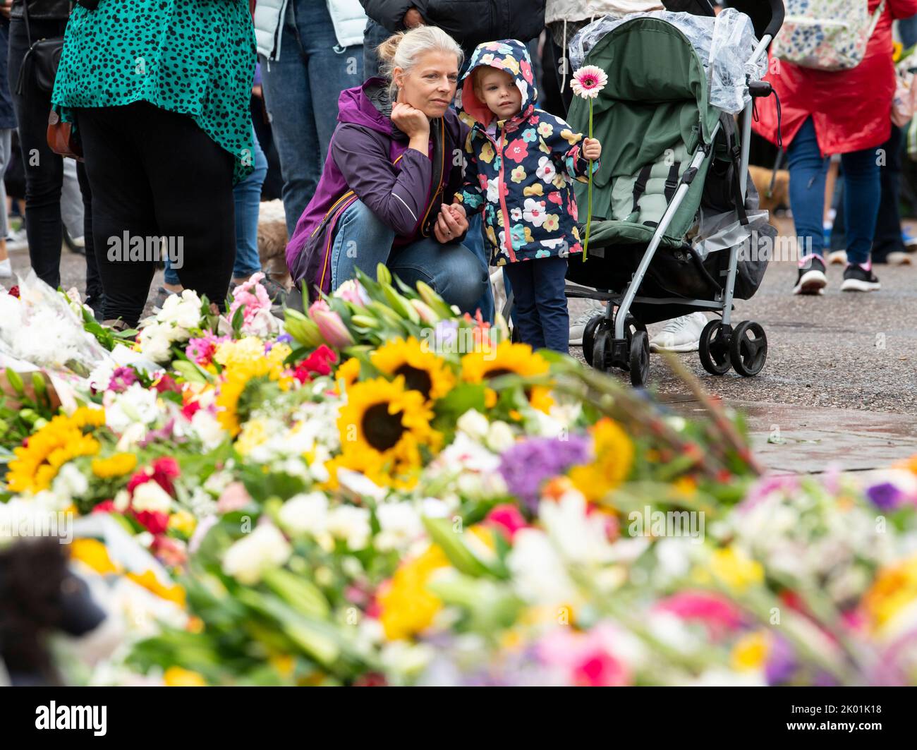 Windsor, UK. 09th Sep, 2022. September 9th, 2022. London, UK. Crowds of ...