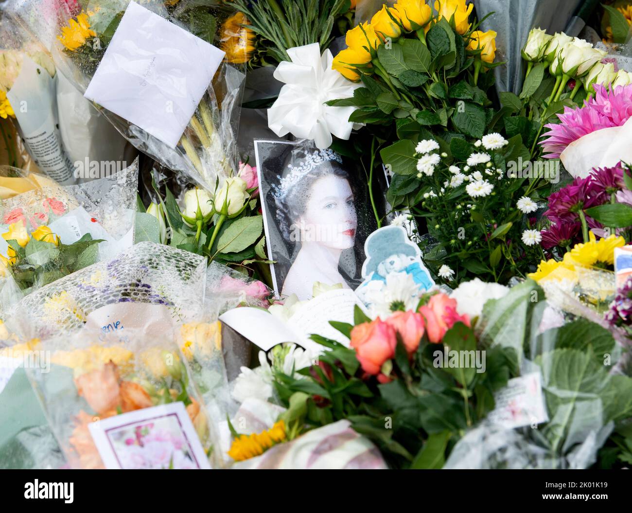 Windsor, UK. 09th Sep, 2022. September 9th, 2022. London, UK. Crowds of ...