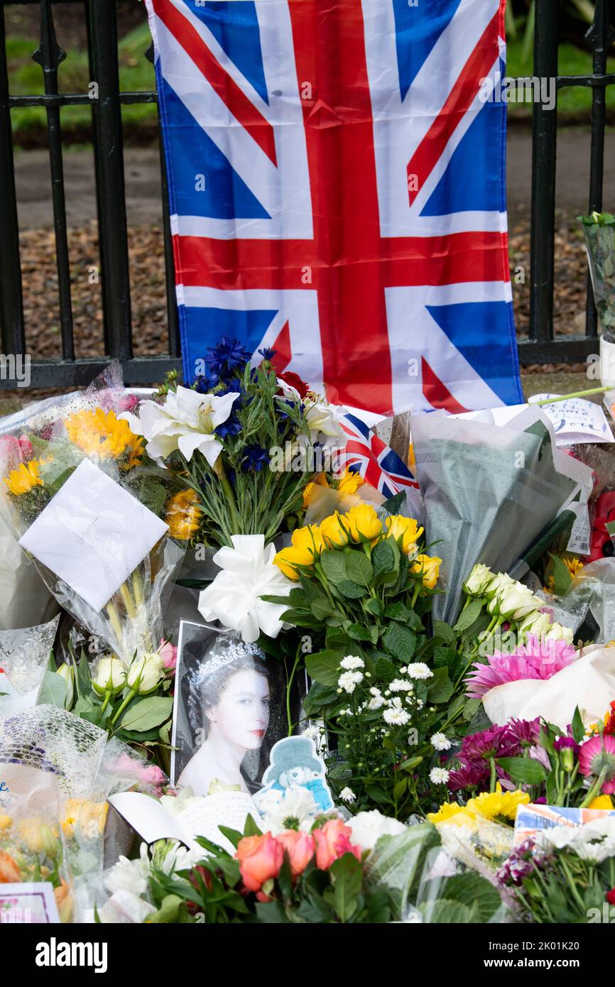 Windsor, UK. 09th Sep, 2022. September 9th, 2022. London, UK. Crowds of ...