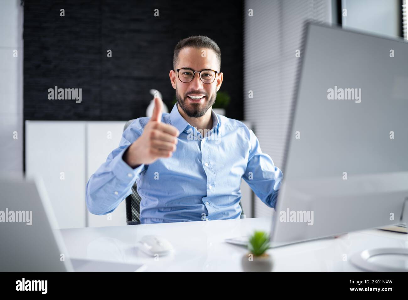 Business smile computer hi-res stock photography and images - Alamy