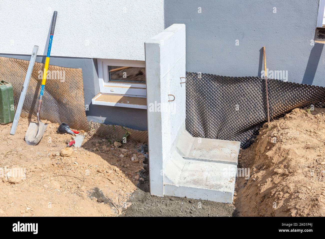 installation of a L-Stone at the concrete bed with contact to the knob ...