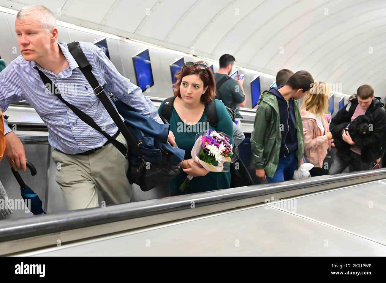 Green park, London, UK. 9th Sep, 2022. London underground: Mourners ...