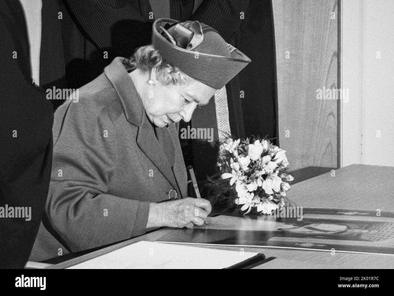 Queen Elizabeth II opens the new Engineering building (named The Queen ...