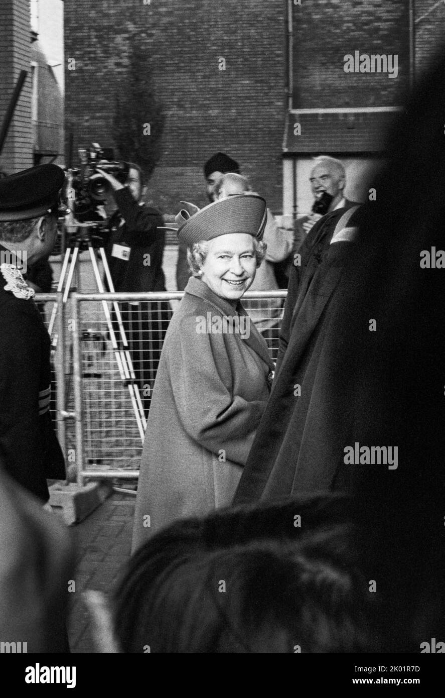 Queen Elizabeth II opens the new Engineering building (named The Queen ...
