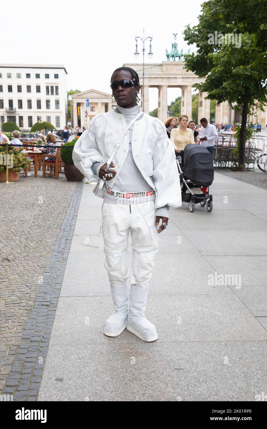 Marvin Appiah Korang bei der Anja Gockel Fashion Show S23 'Move On' auf ...