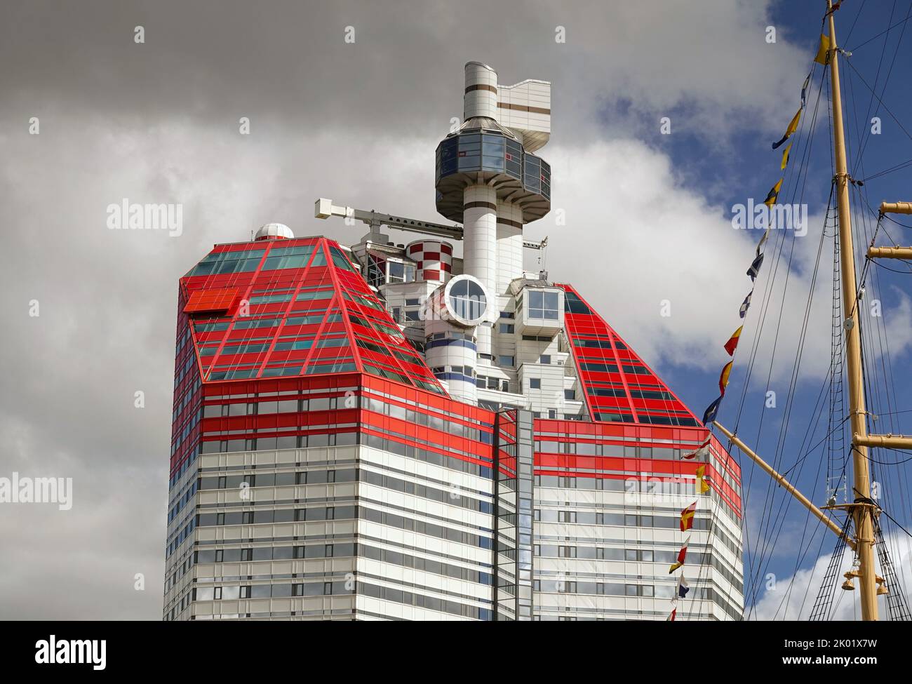 06 August 2022, Sweden, Göteborg: Skanskaskrapan (Skanska Skyscraper ...