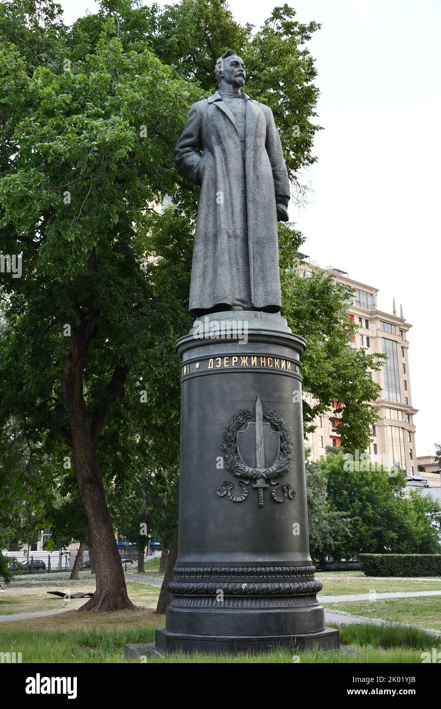 A vertical shot of the large bronze statue of Lenin in the Muzeon Park ...