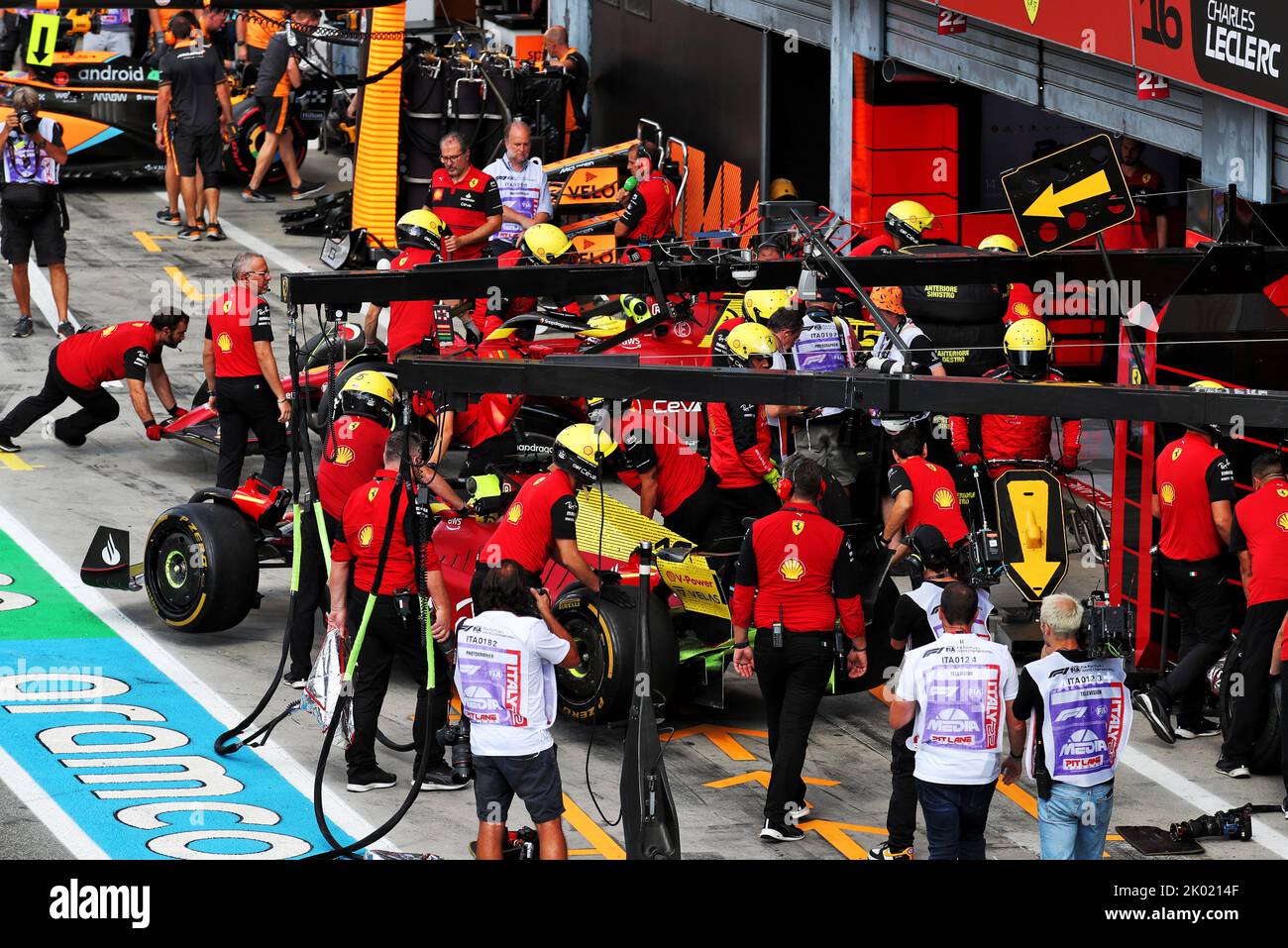 Charles Leclerc (MON) Ferrari F1-75 and Carlos Sainz Jr (ESP) Ferrari ...