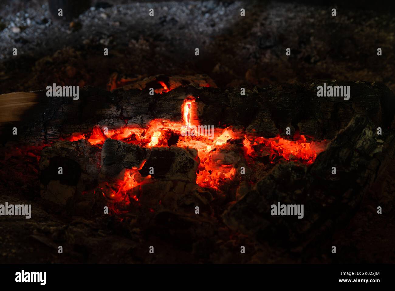 Glowing ember on the middle of the fire pit close up Stock Photo - Alamy