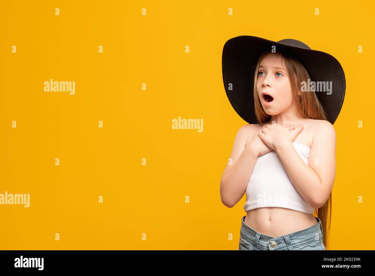impressed child holiday surprise wow reaction girl Stock Photo - Alamy