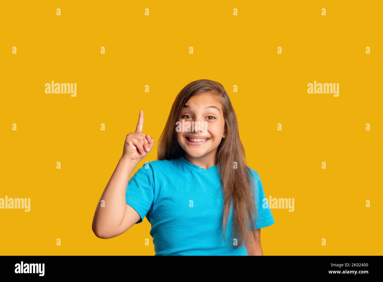 special offer amazed child aha moment young girl Stock Photo - Alamy