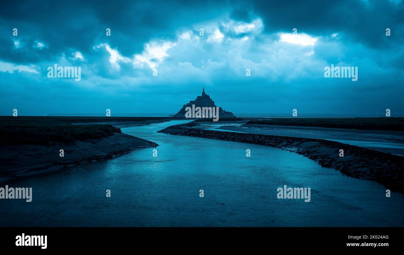 Deep blue sea poster hi-res stock photography and images - Alamy