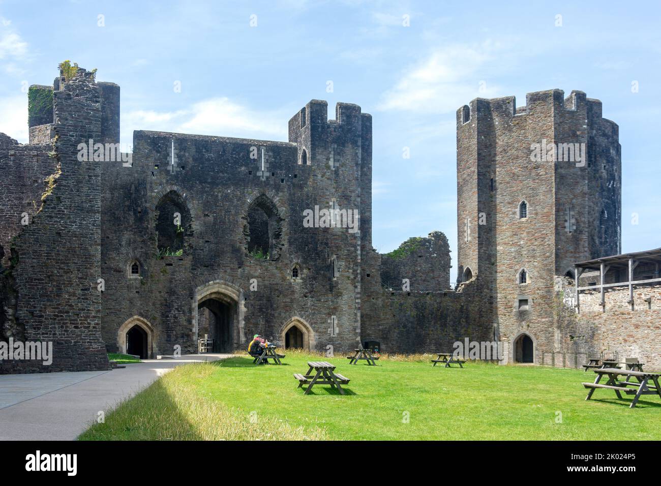Inner courtyard couple walls and tower of caerphilly castle anci hi-res ...